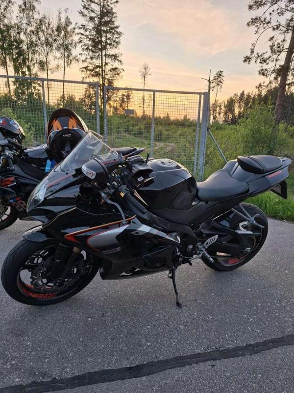 Melns Suzuki GSX-R 2007 Viļņa, ar dzinēja tilpumu 1.00 L un nobraukumu 40 tūkst. km par 6200 €, foto 3 vietnē AUTOMOTO.COM.LV