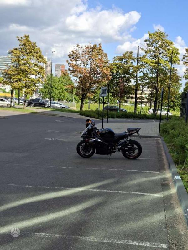 Melns Suzuki GSX-R 2007 Viļņa, ar dzinēja tilpumu 1.00 L un nobraukumu 40 tūkst. km par 6200 €, foto 5 vietnē AUTOMOTO.COM.LV