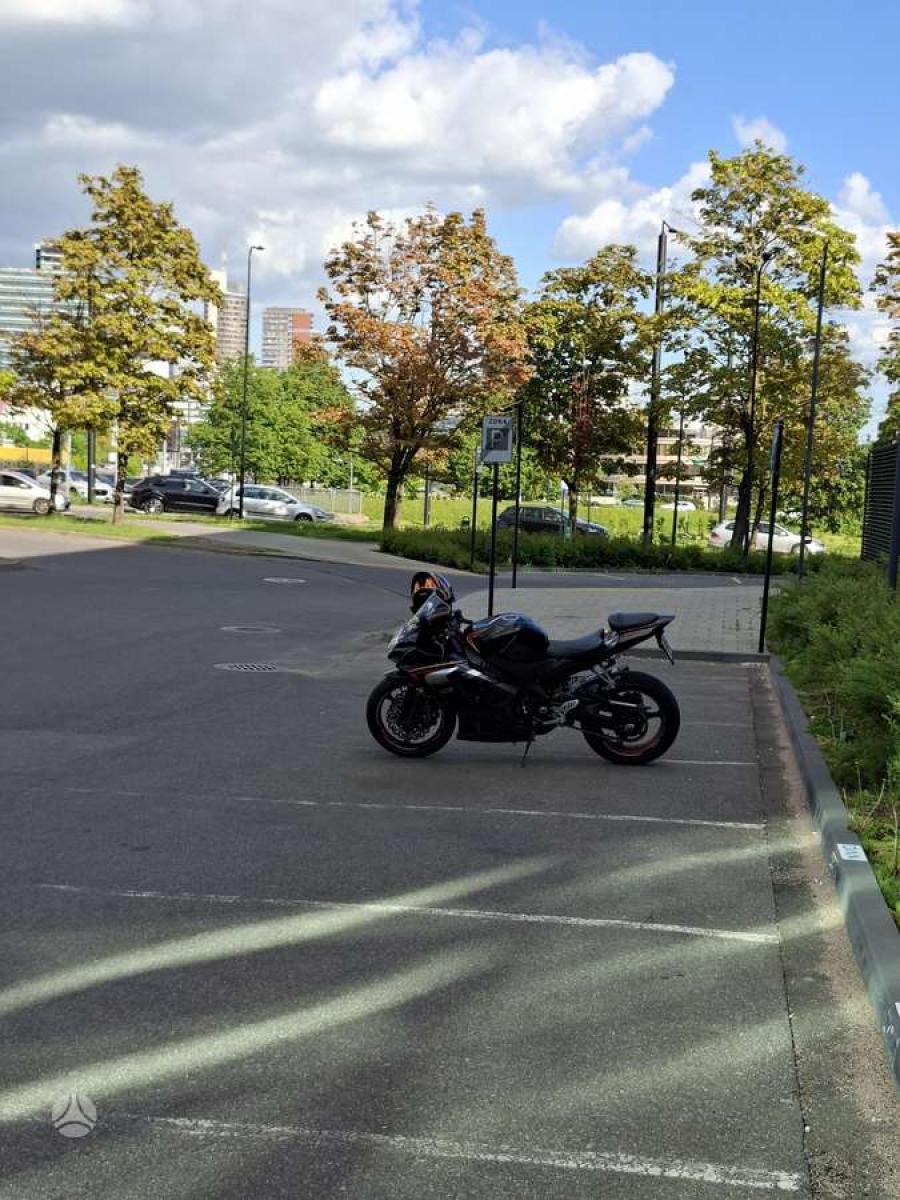 Black Suzuki GSX-R 2007 in Vilnius, with an engine capacity of 1.00 L and mileage of 40 thousand km for 6200 €, photo 6 on AUTOMOTO.COM.LV