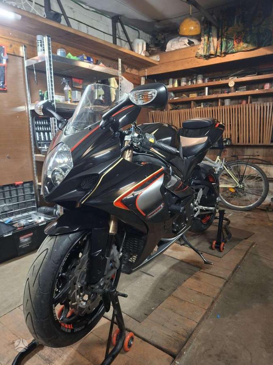 Black Suzuki GSX-R 2007 in Vilnius, with an engine capacity of 1.00 L and mileage of 40 thousand km for 6200 €, photo 8 on AUTOMOTO.COM.LV