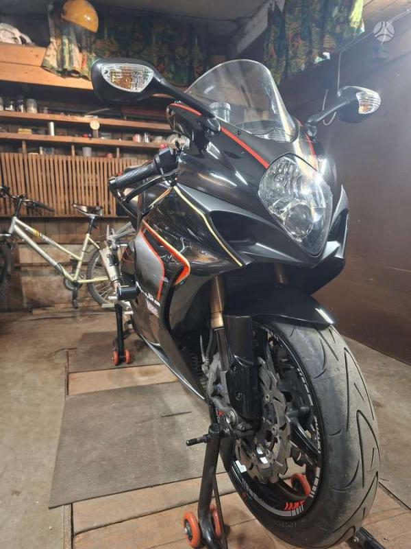 Melns Suzuki GSX-R 2007 Viļņa, ar dzinēja tilpumu 1.00 L un nobraukumu 40 tūkst. km par 6200 €, foto 8 vietnē AUTOMOTO.COM.LV