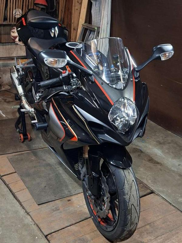Melns Suzuki GSX-R 2007 Viļņa, ar dzinēja tilpumu 1.00 L un nobraukumu 40 tūkst. km par 6200 €, foto 10 vietnē AUTOMOTO.COM.LV