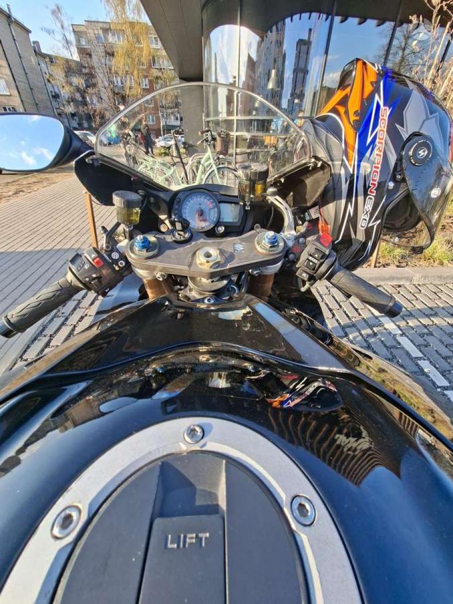 Black Suzuki GSX-R 2007 in Vilnius, with an engine capacity of 1.00 L and mileage of 40 thousand km for 6200 €, photo 12 on AUTOMOTO.COM.LV