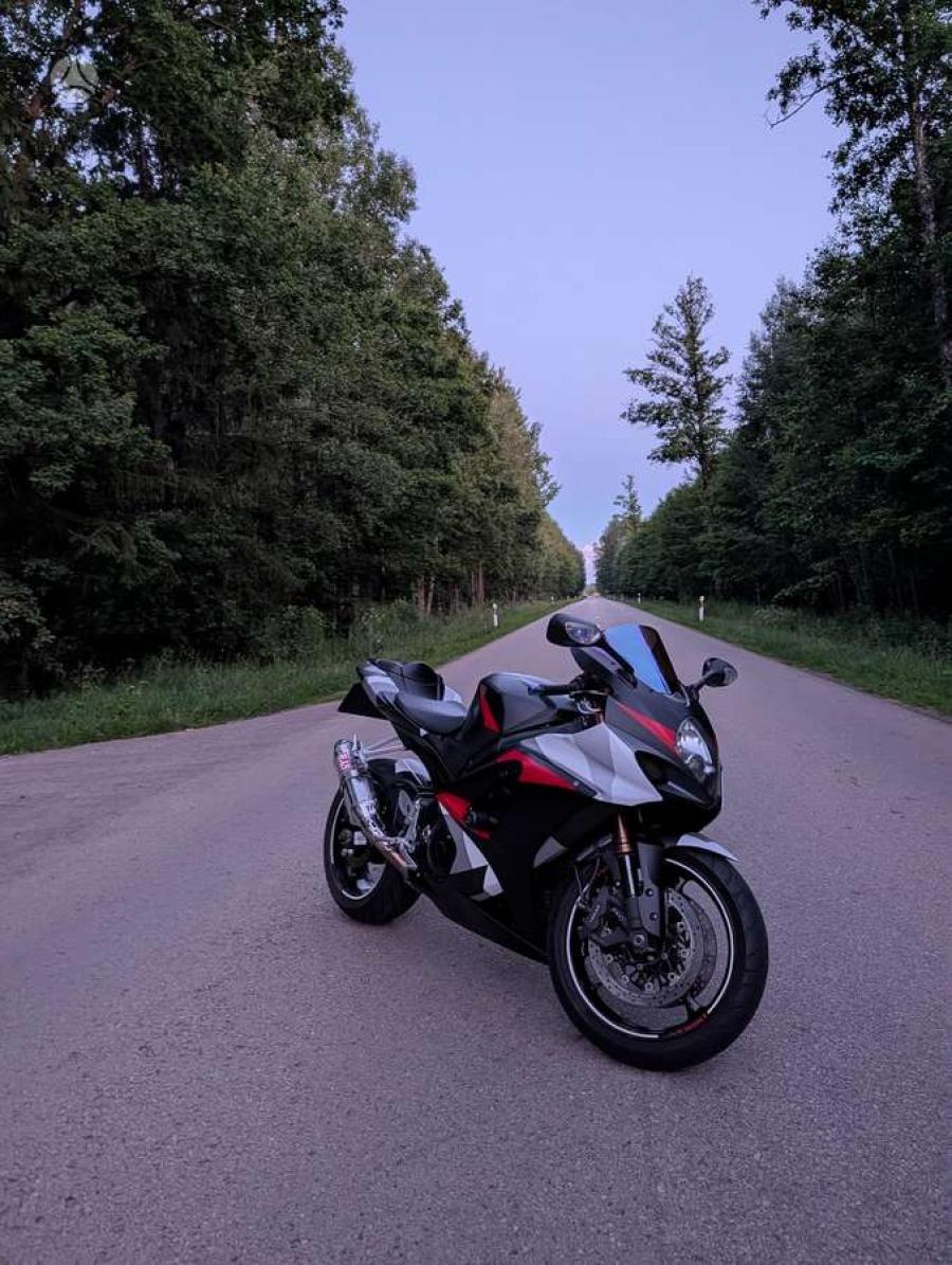 Melns Suzuki GSX-R 2007 Kauņa, ar dzinēja tilpumu 1.00 L un nobraukumu 51 tūkst. km par 4300 €, foto 3 vietnē AUTOMOTO.COM.LV