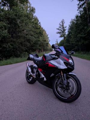 Melns Suzuki GSX-R 2007 Kauņa, ar dzinēja tilpumu 1.00 L un nobraukumu 51 tūkst. km par 4300 €, foto 4 vietnē AUTOMOTO.COM.LV