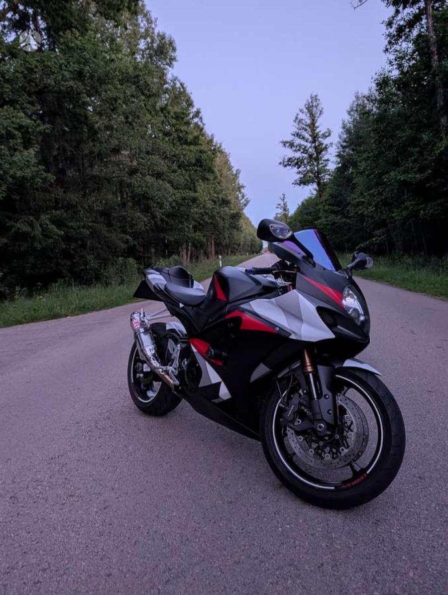 Melns Suzuki GSX-R 2007 Kauņa, ar dzinēja tilpumu 1.00 L un nobraukumu 51 tūkst. km par 4300 €, foto 4 vietnē AUTOMOTO.COM.LV