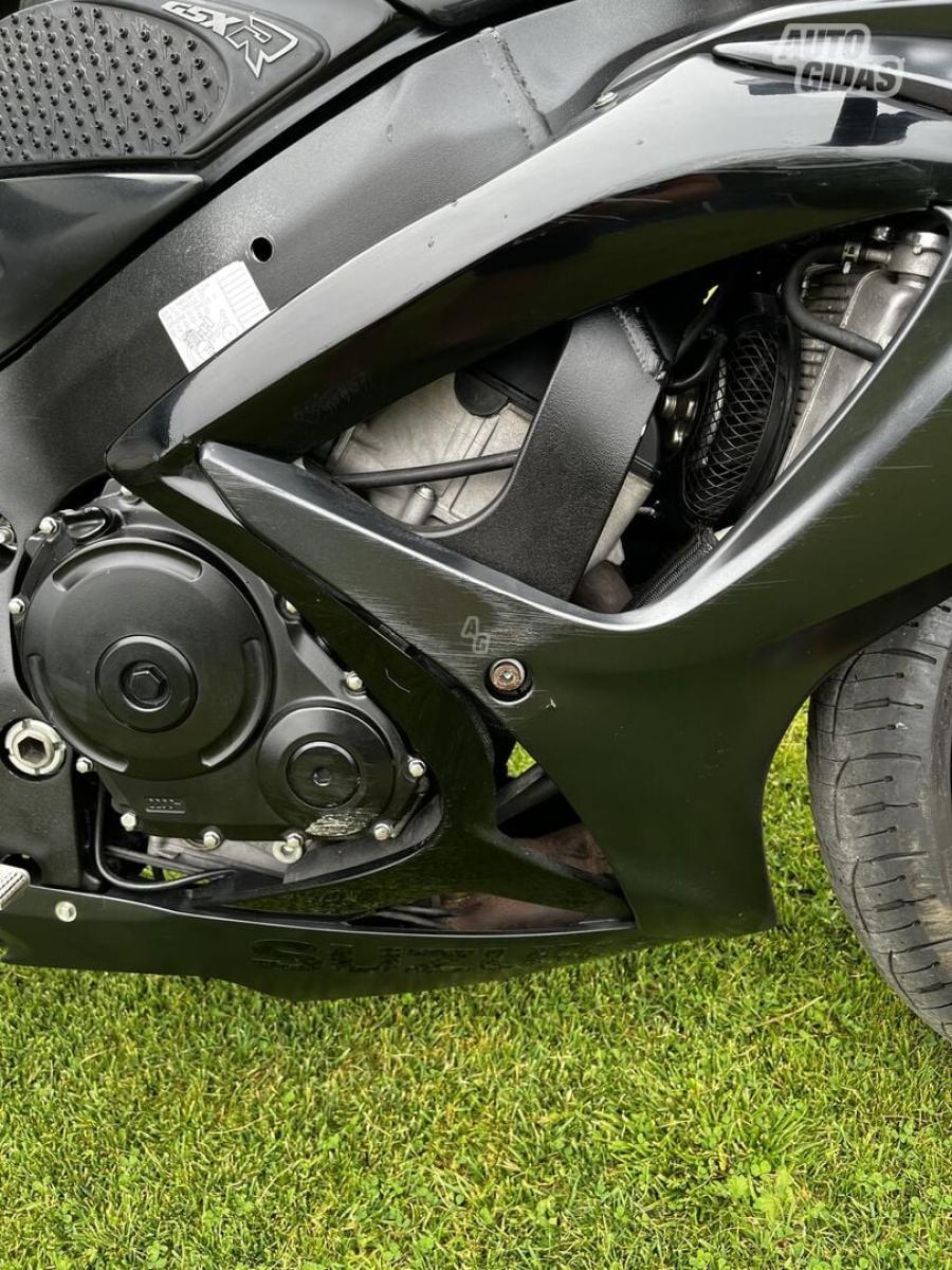 Melns Suzuki GSX-R 2007 Viļņa, ar dzinēja tilpumu 0.75 L un nobraukumu 0 tūkst. km par 3700 €, foto 4 vietnē AUTOMOTO.COM.LV