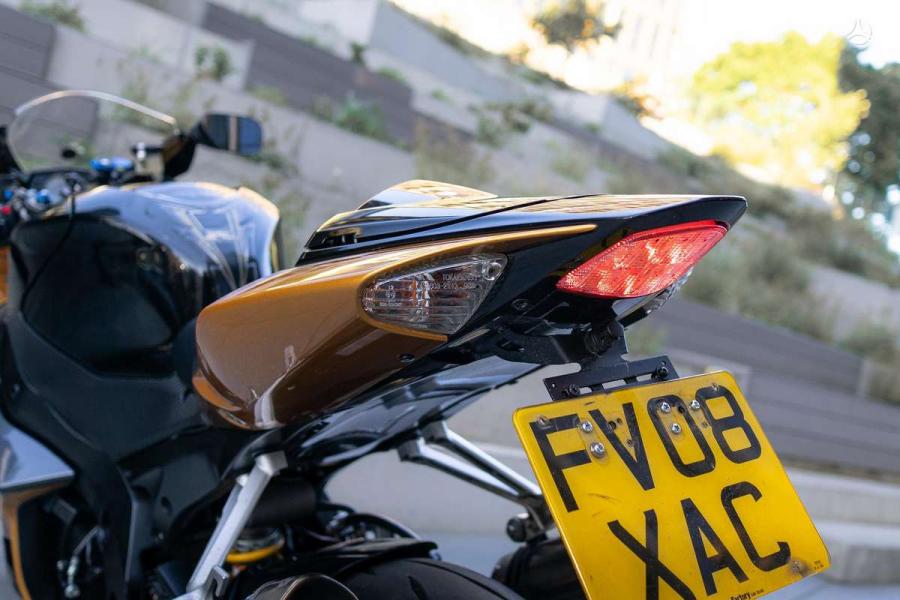 Melns Suzuki GSX-R 2008 Viļņa, ar dzinēja tilpumu 1.00 L un nobraukumu 40 tūkst. km par 6899 €, foto 7 vietnē AUTOMOTO.COM.LV
