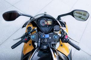 Melns Suzuki GSX-R 2008 Viļņa, ar dzinēja tilpumu 1.00 L un nobraukumu 40 tūkst. km par 6899 €, foto 14 vietnē AUTOMOTO.COM.LV