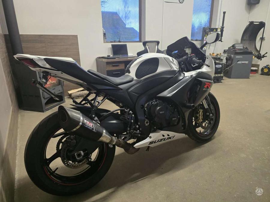 Black Suzuki GSX-R 2014 in Druskininkai, with an engine capacity of 1.00 L and mileage of 35 thousand km for 6800 €, photo 4 on AUTOMOTO.COM.LV