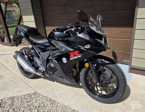 Black Suzuki GSX-R 2018 in Pasvalys, with an engine capacity of 0.25 L and mileage of 18 thousand km for 1849 €, photo  on AUTOMOTO.COM.LV