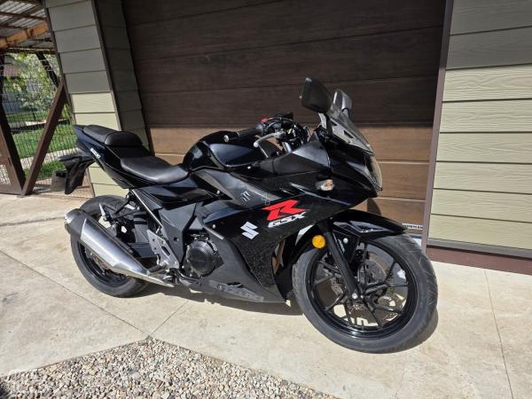 Black Suzuki GSX-R 2018 in Pasvalys, with an engine capacity of 0.25 L and mileage of 18 thousand km for 1849 €, photo 4 on AUTOMOTO.COM.LV