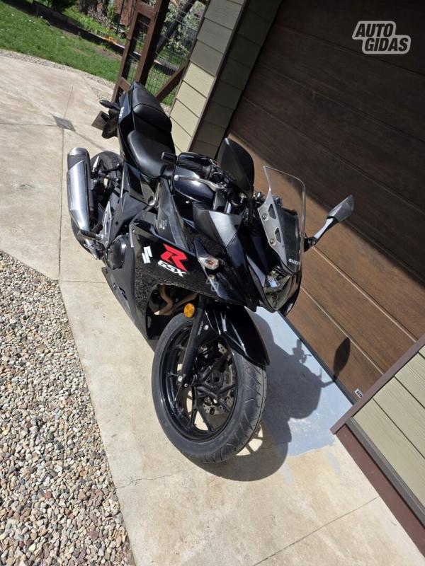 Black Suzuki GSX-R 2018 in Pasvalys, with an engine capacity of 0.25 L and mileage of 18 thousand km for 1849 €, photo 5 on AUTOMOTO.COM.LV