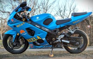 Zils Suzuki GSX-R 2003 Kauņa, ar dzinēja tilpumu 1.00 L un nobraukumu 0 tūkst. km par 3300 €, foto  vietnē AUTOMOTO.COM.LV