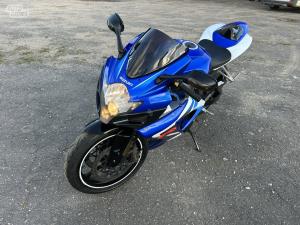 Blue Suzuki GSX-R 2006 in Utena, with an engine capacity of 0.75 L and mileage of 43 thousand km for 4399 €, photo 3 on AUTOMOTO.COM.LV