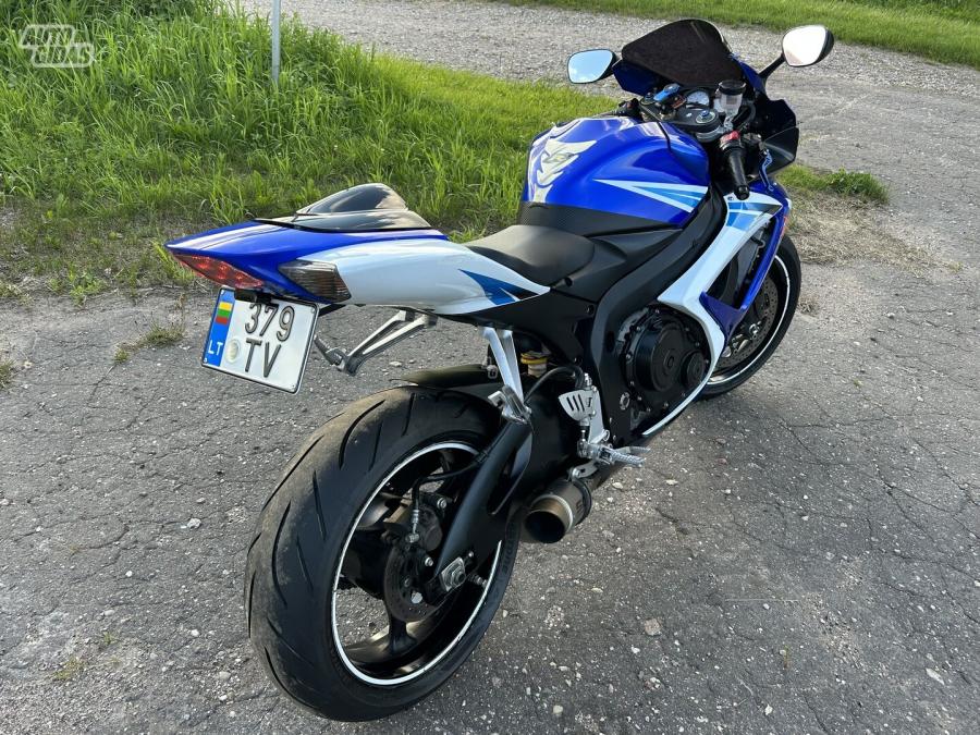 Blue Suzuki GSX-R 2006 in Utena, with an engine capacity of 0.75 L and mileage of 43 thousand km for 4399 €, photo 4 on AUTOMOTO.COM.LV