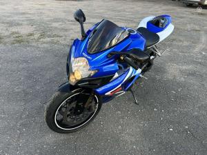 Blue Suzuki GSX-R 2006 in Utena, with an engine capacity of 0.75 L and mileage of 43 thousand km for 4399 €, photo 3 on AUTOMOTO.COM.LV