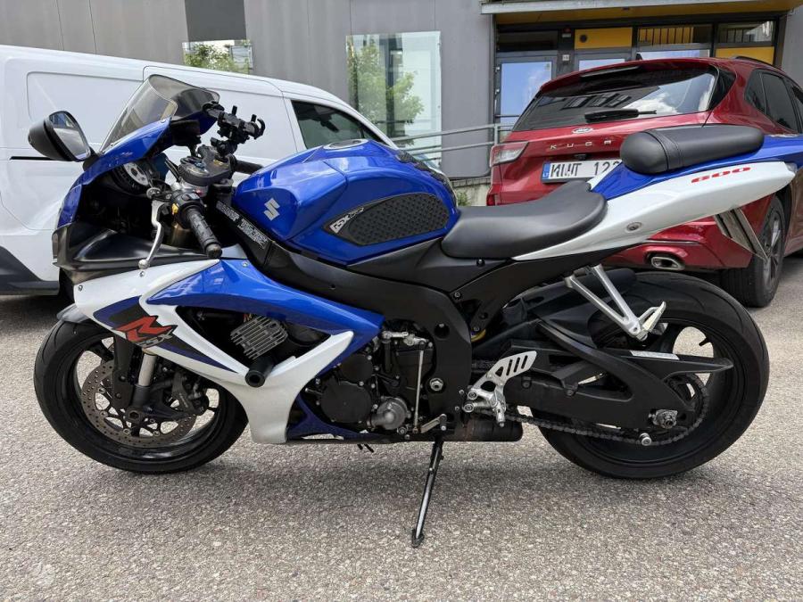 Zils Suzuki GSX-R 2007 Viļņa, ar dzinēja tilpumu 0.60 L un nobraukumu 32 tūkst. km par 4800 €, foto 1 vietnē AUTOMOTO.COM.LV