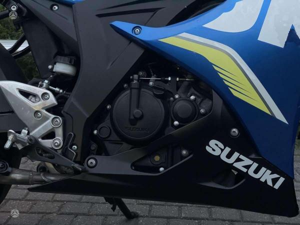 Suzuki GSX-R 2018 in Vilnius on AUTOMOTO.COM.LV Blue Suzuki GSX-R 2018 in Vilnius, with an engine capacity of 0.13 L and mileage of 18 thousand km for 2000 €, photo 10 on AUTOMOTO.COM.LV