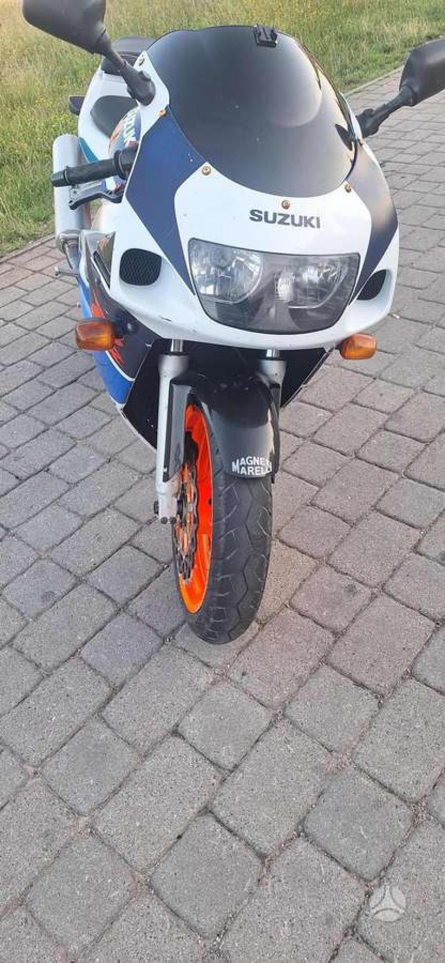 Suzuki GSX-R 1999 Viļņa, ar dzinēja tilpumu 0.60 L un nobraukumu 12 tūkst. km par 1750 €, foto 1 vietnē AUTOMOTO.COM.LV