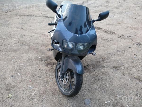 Сузуки GSX-R 1999 в Валка на AUTOMOTO.COM.LV Сузуки GSX-R 1999 в Валка, объемом двигателя 0.60 л и пробегом 0 тыс. км за 1000 €, фото 5 на AUTOMOTO.COM.LV