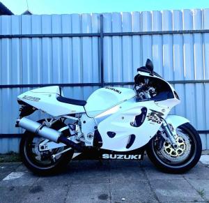 Suzuki GSX-R 2000 in Alytus, with an engine capacity of 0.75 L and mileage of 5 thousand km for 990 €, photo  on AUTOMOTO.COM.LV