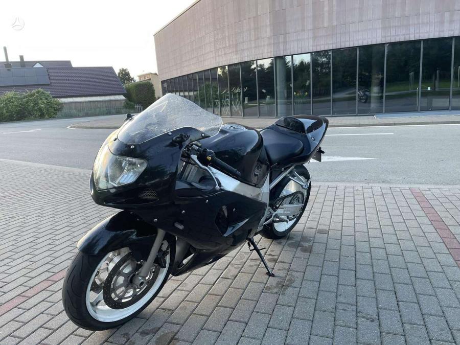 Suzuki GSX-R 2003 in Silale, with an engine capacity of 0.60 L and mileage of 24 thousand km for 2799 €, photo 3 on AUTOMOTO.COM.LV