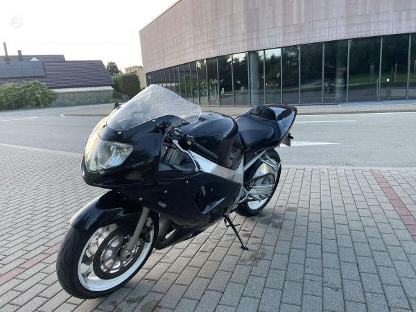 Suzuki GSX-R 2003 Šilalė, ar dzinēja tilpumu 0.60 L un nobraukumu 24 tūkst. km par 2799 €, foto 2 vietnē AUTOMOTO.COM.LV