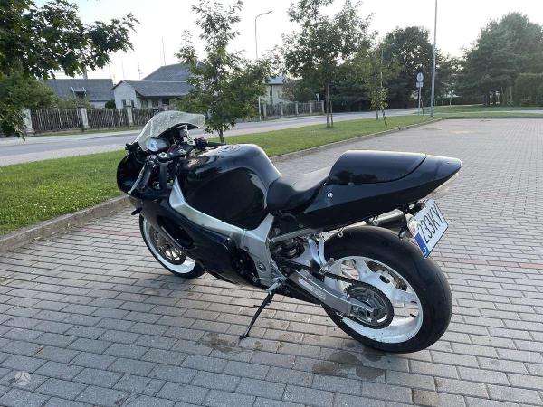 Suzuki GSX-R 2003 Šilalė, ar dzinēja tilpumu 0.60 L un nobraukumu 24 tūkst. km par 2799 €, foto 3 vietnē AUTOMOTO.COM.LV