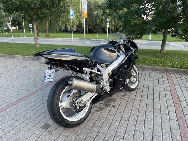 Suzuki GSX-R 2003 Šilalė, ar dzinēja tilpumu 0.60 L un nobraukumu 24 tūkst. km par 2799 €, foto 4 vietnē AUTOMOTO.COM.LV