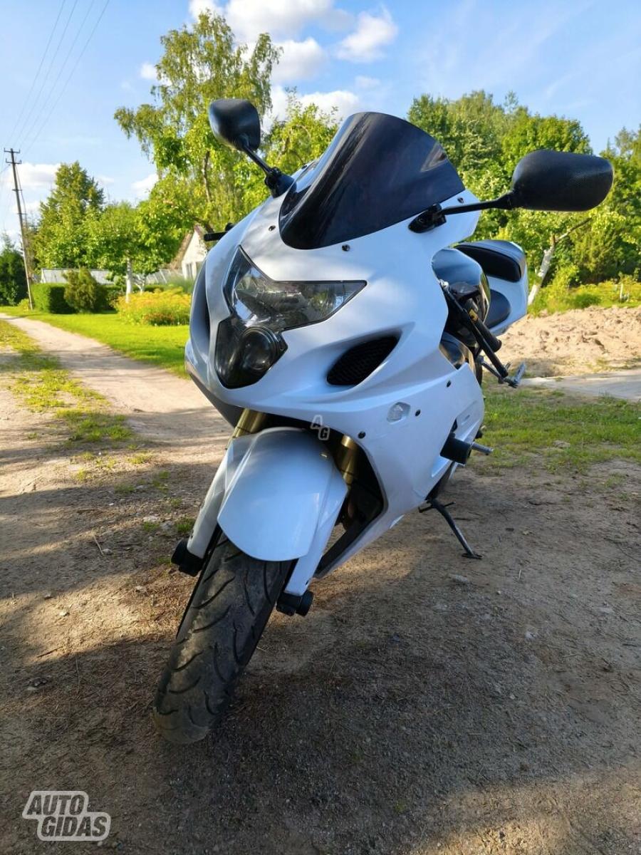 Сузуки GSX-R 2004 в Мажейкяй, объемом двигателя 0.60 л и пробегом 0 тыс. км за 3000 €, фото 3 на AUTOMOTO.COM.LV