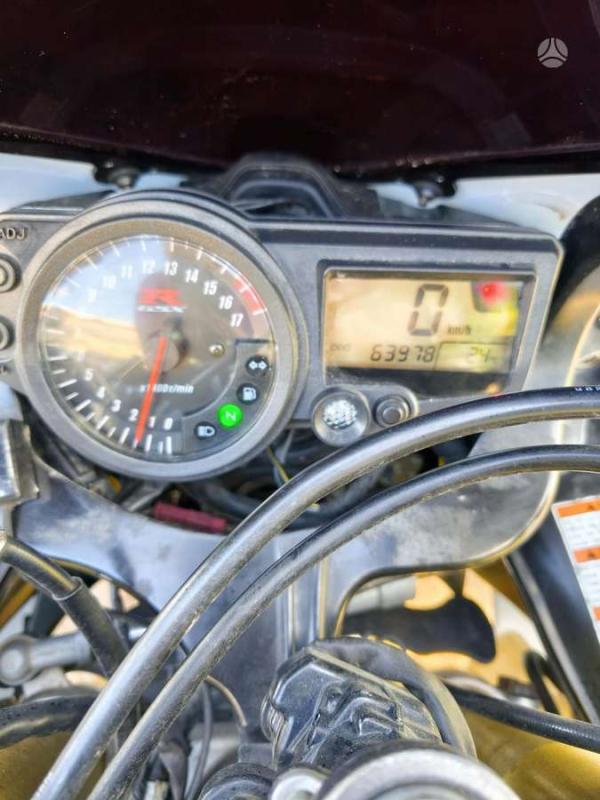 Suzuki GSX-R 2004 in Mazeikiai, with an engine capacity of 0.60 L and mileage of 65 thousand km for 2400 €, photo 4 on AUTOMOTO.COM.LV