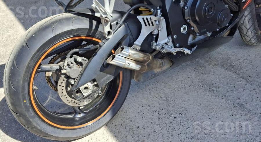 Suzuki GSX-R 2011 in Talsi, with an engine capacity of 0.60 L and mileage of 0 thousand km for 5550 €, photo 4 on AUTOMOTO.COM.LV