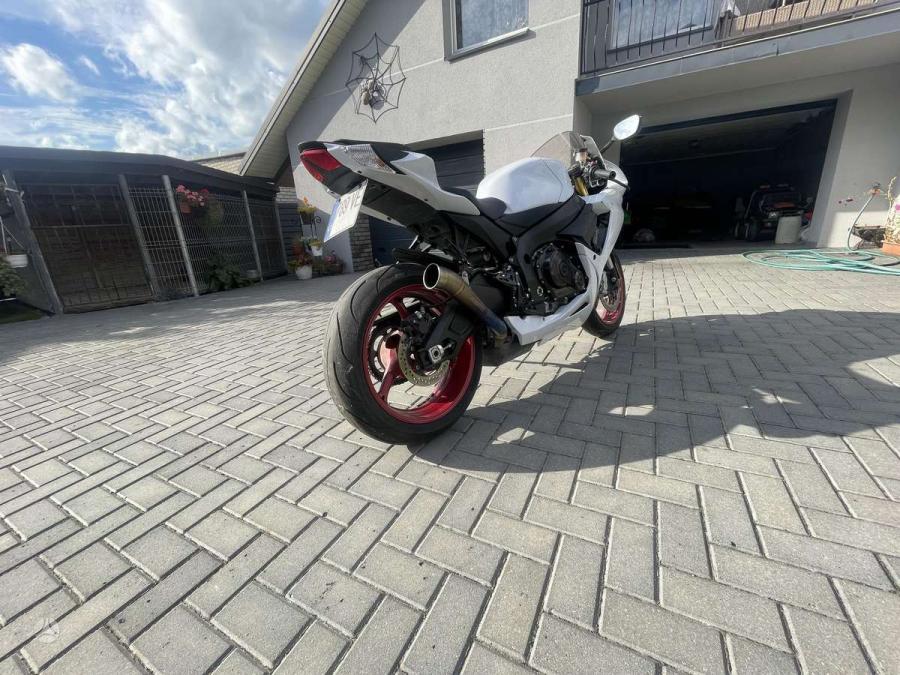 Suzuki GSX-R 2017 in Moletai, with an engine capacity of 0.75 L and mileage of 13 thousand km for 6900 €, photo 8 on AUTOMOTO.COM.LV