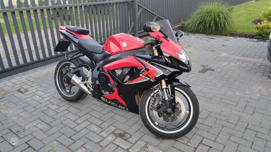 Красный Сузуки GSX-R 2006 в Вильнюс, объемом двигателя 0.60 л и пробегом 24 тыс. км за 4300 €, фото 1 на AUTOMOTO.COM.LV