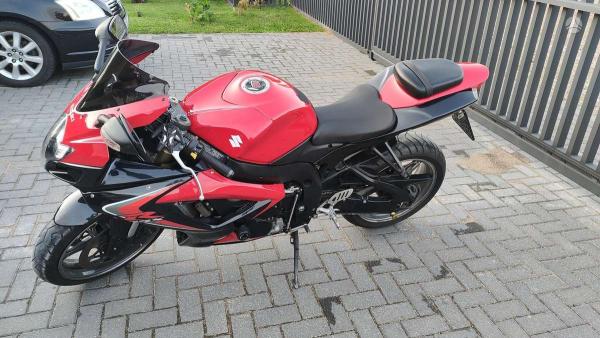 Red Suzuki GSX-R 2006 in Vilnius, with an engine capacity of 0.60 L and mileage of 24 thousand km for 4300 €, photo 3 on AUTOMOTO.COM.LV