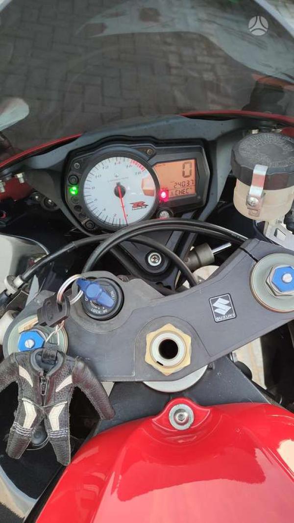 Red Suzuki GSX-R 2006 in Vilnius, with an engine capacity of 0.60 L and mileage of 24 thousand km for 4300 €, photo 5 on AUTOMOTO.COM.LV