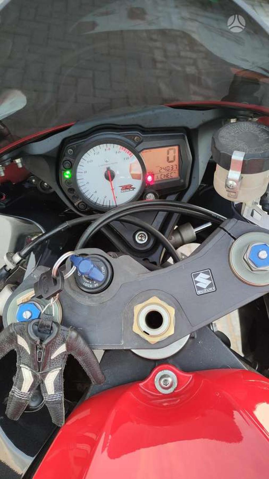 Красный Сузуки GSX-R 2006 в Вильнюс, объемом двигателя 0.60 л и пробегом 24 тыс. км за 4300 €, фото 6 на AUTOMOTO.COM.LV