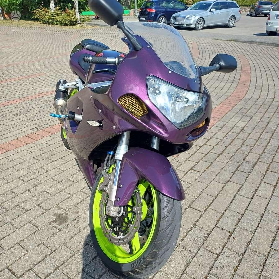 Violet Suzuki GSX-R 2001 in Kursenai, with an engine capacity of 0.75 L and mileage of 33 thousand km for 1900 €, photo 3 on AUTOMOTO.COM.LV