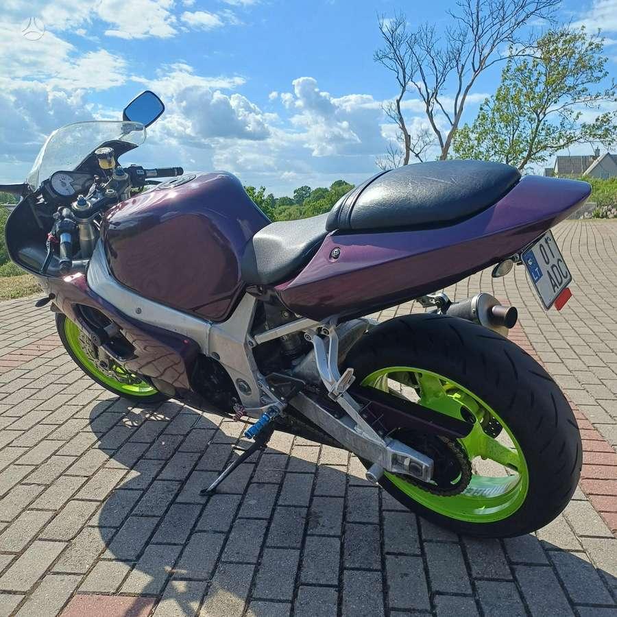 Violet Suzuki GSX-R 2001 in Kursenai, with an engine capacity of 0.75 L and mileage of 33 thousand km for 1900 €, photo 4 on AUTOMOTO.COM.LV