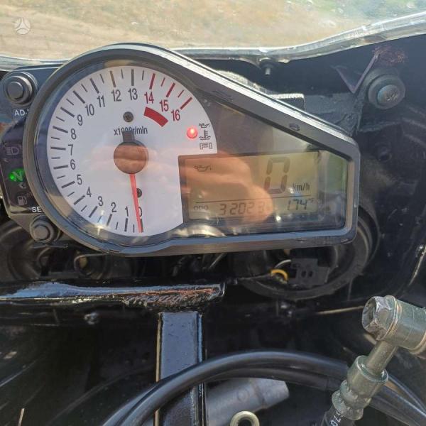 Фиолетовый Сузуки GSX-R 2001 в Куршенай, объемом двигателя 0.75 л и пробегом 33 тыс. км за 1900 €, фото 6 на AUTOMOTO.COM.LV