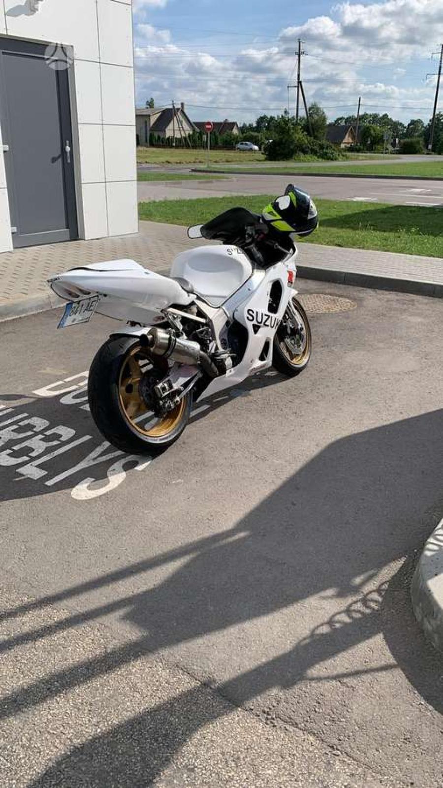 White Suzuki GSX-R 2001 in Kedainiai, with an engine capacity of 0.75 L and mileage of 64 thousand km for 1850 €, photo 3 on AUTOMOTO.COM.LV