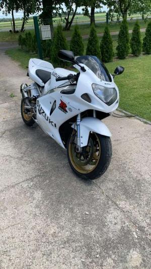 White Suzuki GSX-R 2001 in Kedainiai, with an engine capacity of 0.75 L and mileage of 64 thousand km for 1850 €, photo 4 on AUTOMOTO.COM.LV
