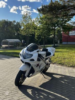 White Suzuki GSX-R 2001 in Kedainiai, with an engine capacity of 0.75 L and mileage of 64 thousand km for 1850 €, photo 5 on AUTOMOTO.COM.LV