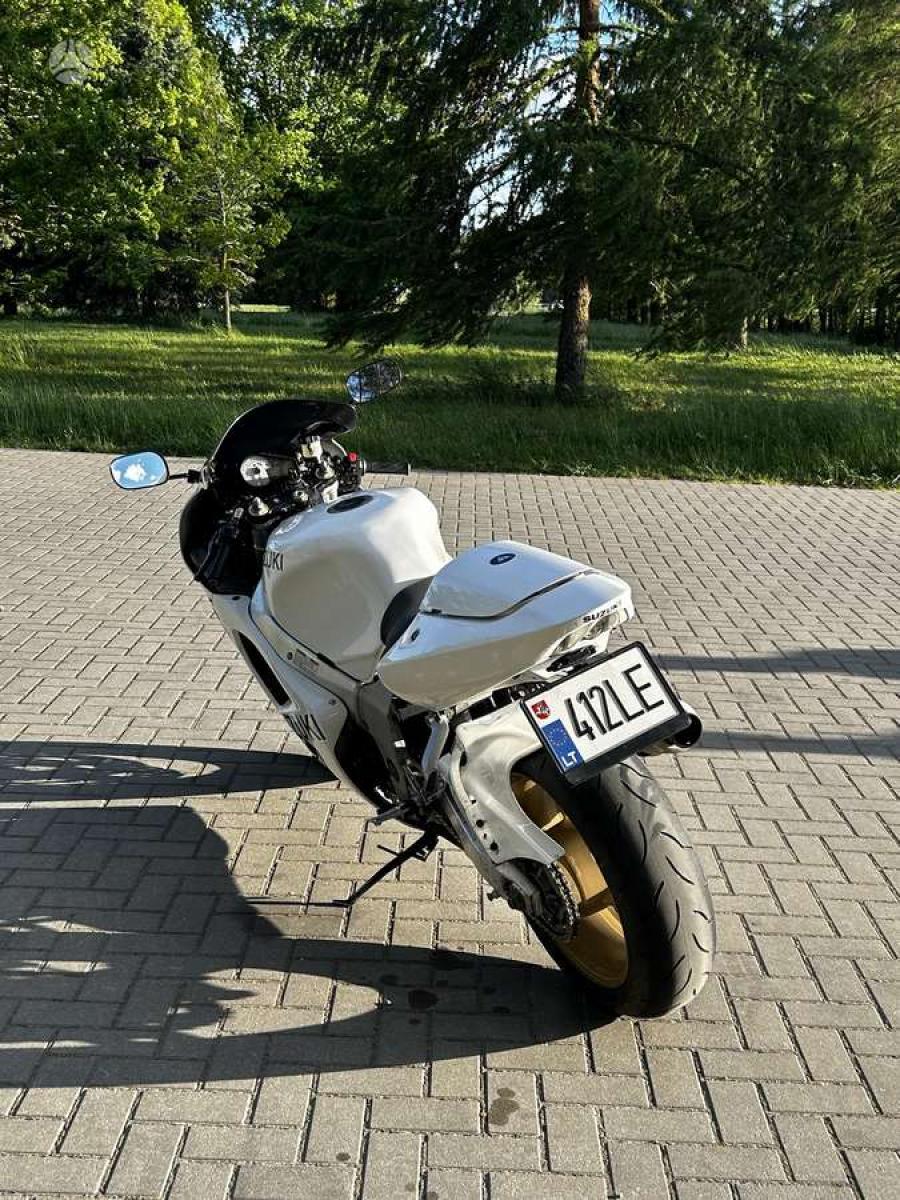 White Suzuki GSX-R 2001 in Kedainiai, with an engine capacity of 0.75 L and mileage of 64 thousand km for 1850 €, photo 7 on AUTOMOTO.COM.LV