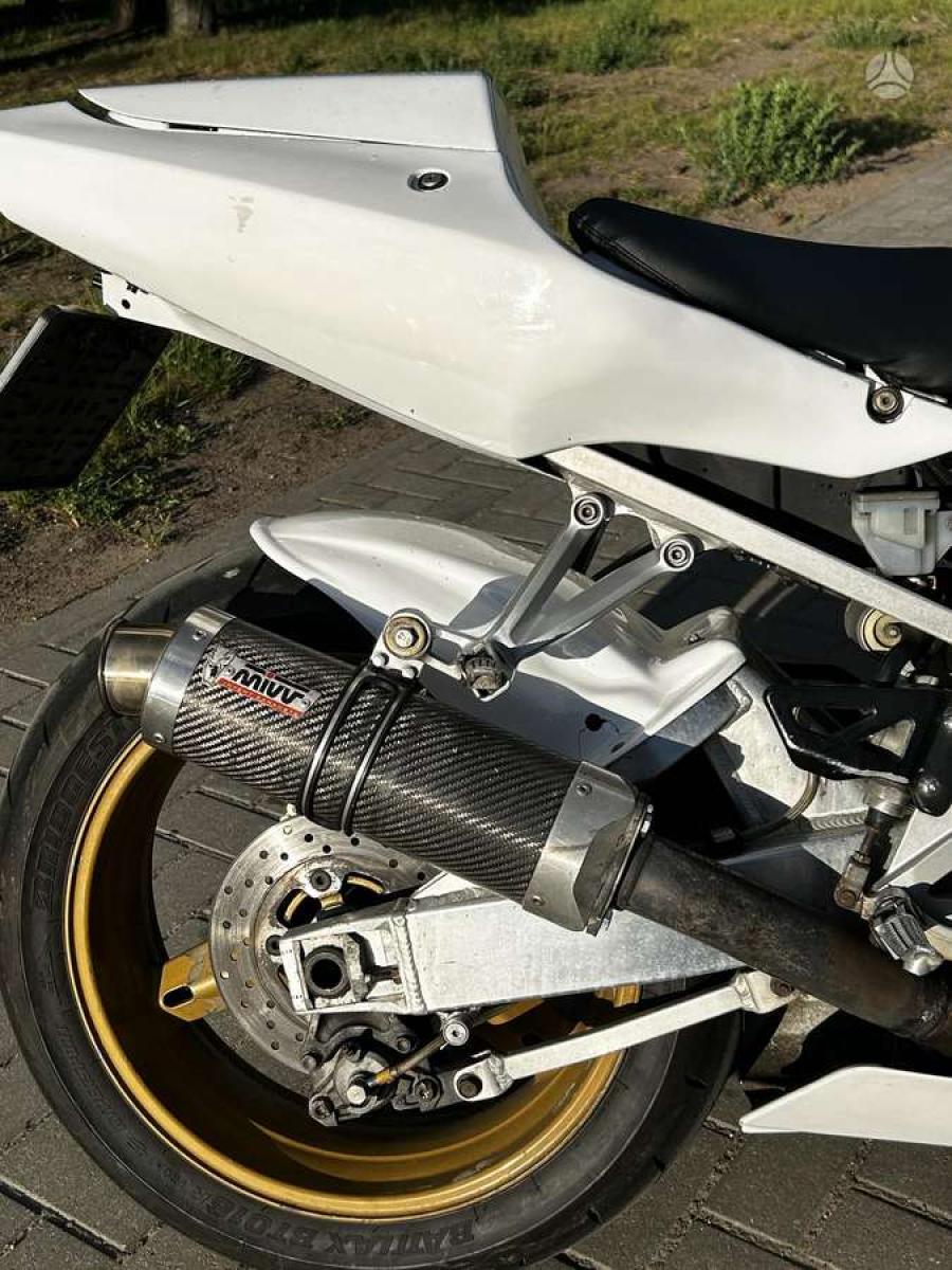 White Suzuki GSX-R 2001 in Kedainiai, with an engine capacity of 0.75 L and mileage of 64 thousand km for 1850 €, photo 9 on AUTOMOTO.COM.LV