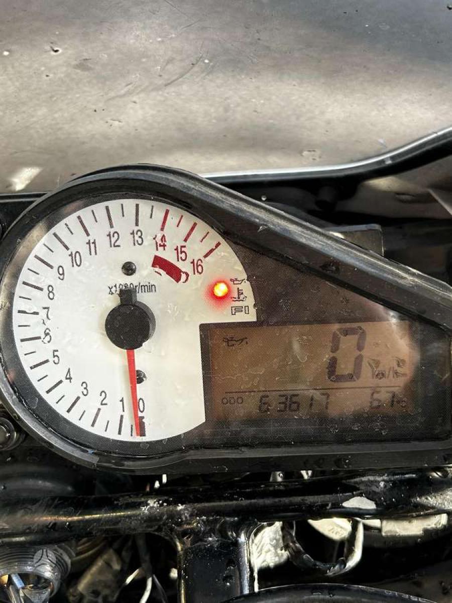White Suzuki GSX-R 2001 in Kedainiai, with an engine capacity of 0.75 L and mileage of 64 thousand km for 1850 €, photo 12 on AUTOMOTO.COM.LV