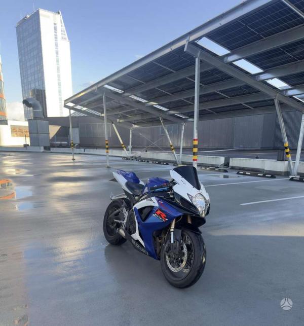 Suzuki GSX-R 2006 in Vilnius on AUTOMOTO.COM.LV White Suzuki GSX-R 2006 in Vilnius, with an engine capacity of 0.60 L and mileage of 51 thousand km for 4500 €, photo 1 on AUTOMOTO.COM.LV