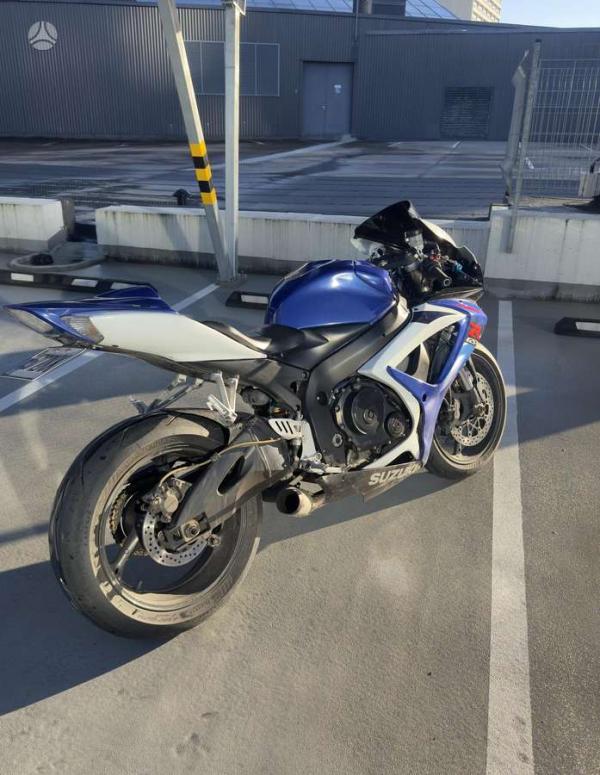 Suzuki GSX-R 2006 in Vilnius on AUTOMOTO.COM.LV White Suzuki GSX-R 2006 in Vilnius, with an engine capacity of 0.60 L and mileage of 51 thousand km for 4500 €, photo 5 on AUTOMOTO.COM.LV