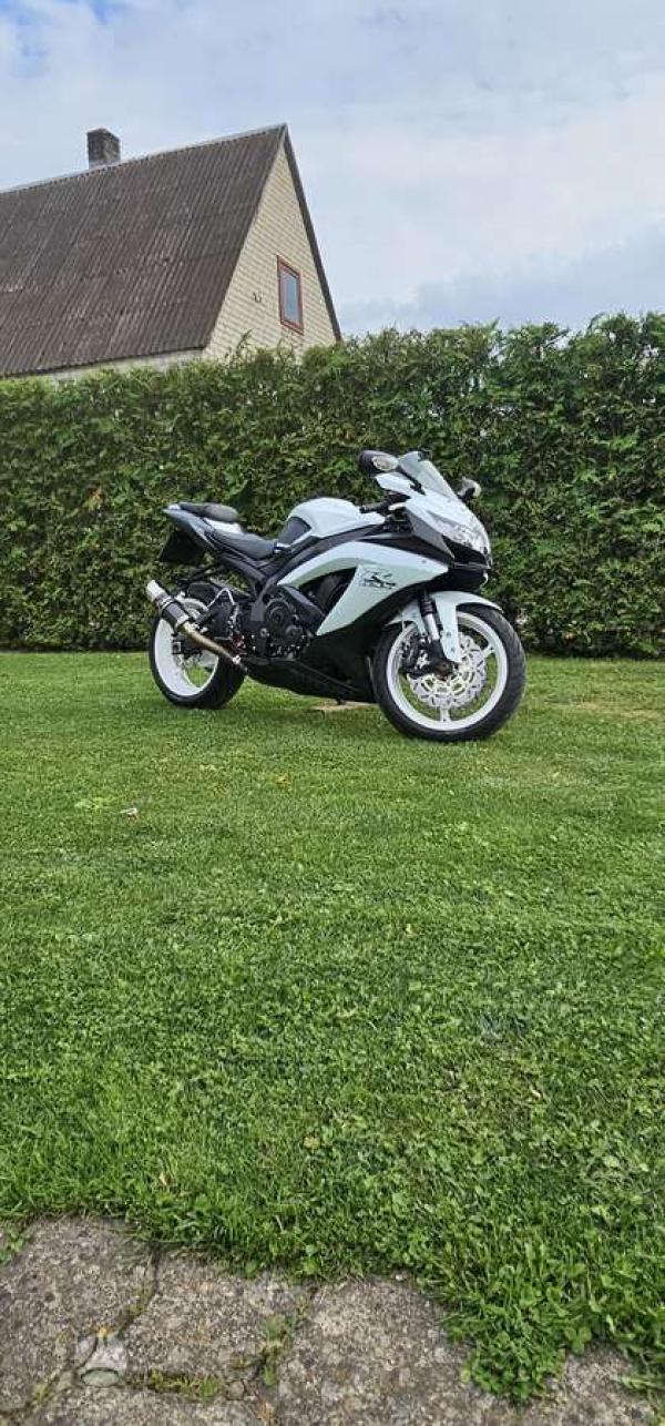White Suzuki GSX-R 2009 in Kaisiadorys, with an engine capacity of 0.75 L and mileage of 45 thousand km for 6000 €, photo 1 on AUTOMOTO.COM.LV